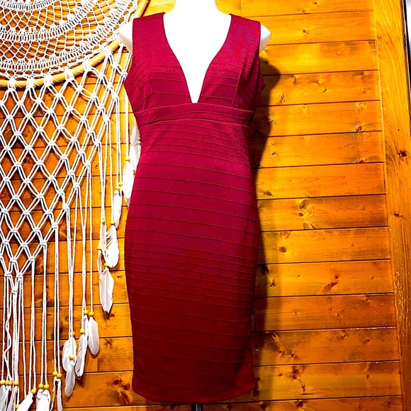 love T | Dresses | New Nwot Beautiful Plunging Maroon Body Con Dress ...